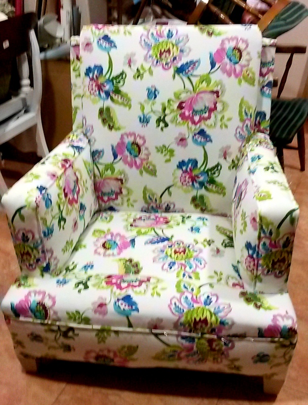 EL DESVÁN DE LOS TRASTUCOS: BUTACAS TAPIZADAS CON ESTAMPADO DE FLORES