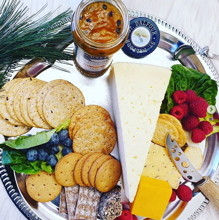 Mansikoita ja vaahtokarkkeja: Juustot tarjottimella & Hyvää Joulua
