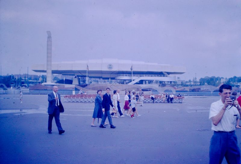50 Fascinating Found Snaps Capture the 1964 New York World's Fair ...