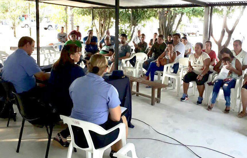 La Policía realizó una charla comunitaria en el barrio Bernardino ...