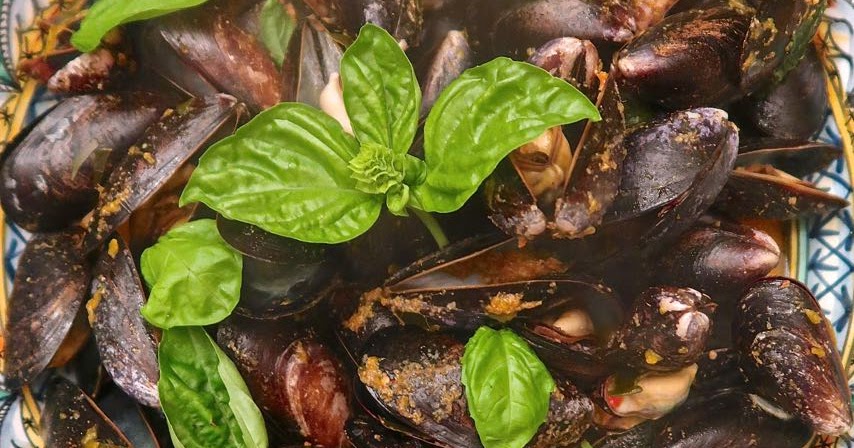 Scrumpdillyicious: Red Curry Coconut Milk Salt Spring Island Mussels