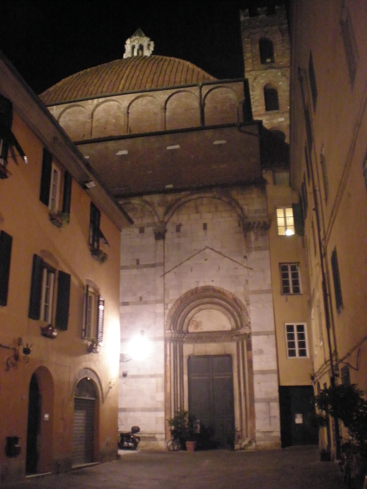 Un sardo in giro: Lucca di notte