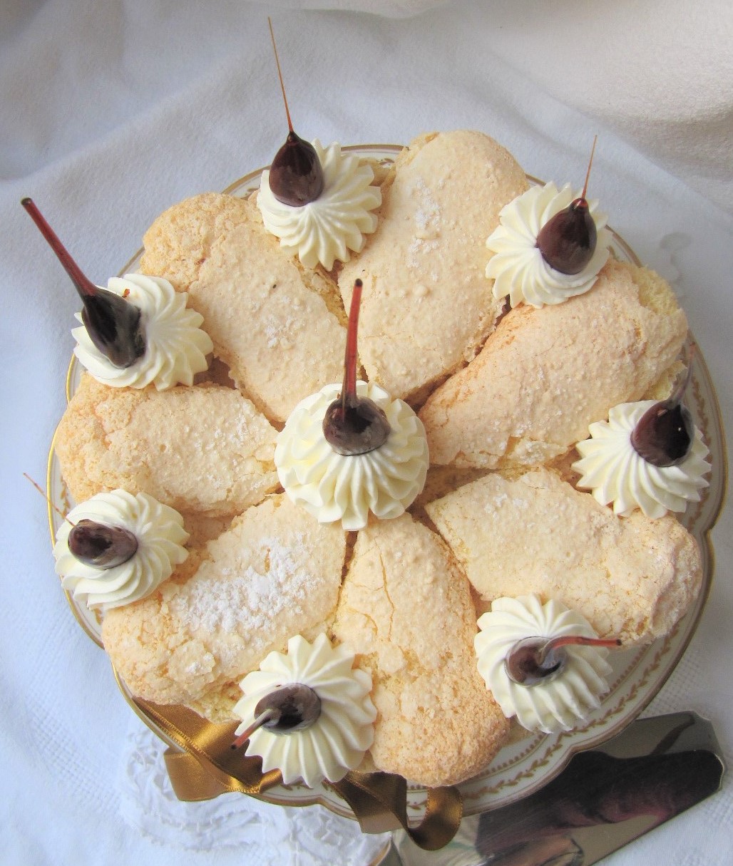 La cuisine d'ici et d'ISCA: Charlotte aux amandes pour la mi-carême