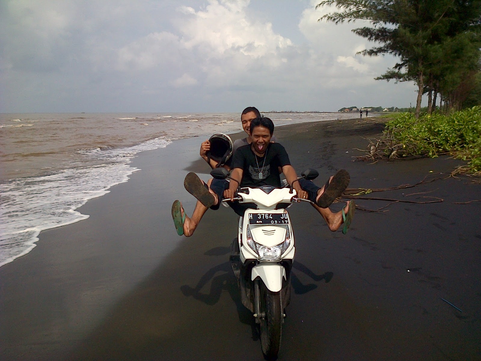 Berlibur dan menikmati pemandangan di pantai Sendang Sekucing, Kec ...