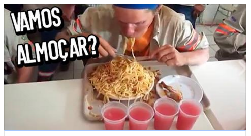 Quando a firma toda para pra assistir você almoçar