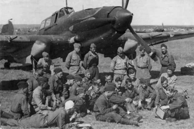 World War II in Pictures: Ilyushin Il-2 Shturmovik: Most Produced ...