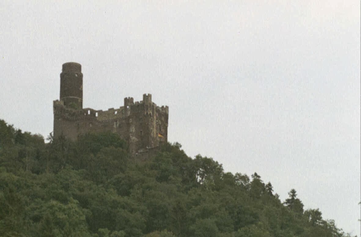 Ploaia de cuvinte: Valea Rinului - siragul de castele