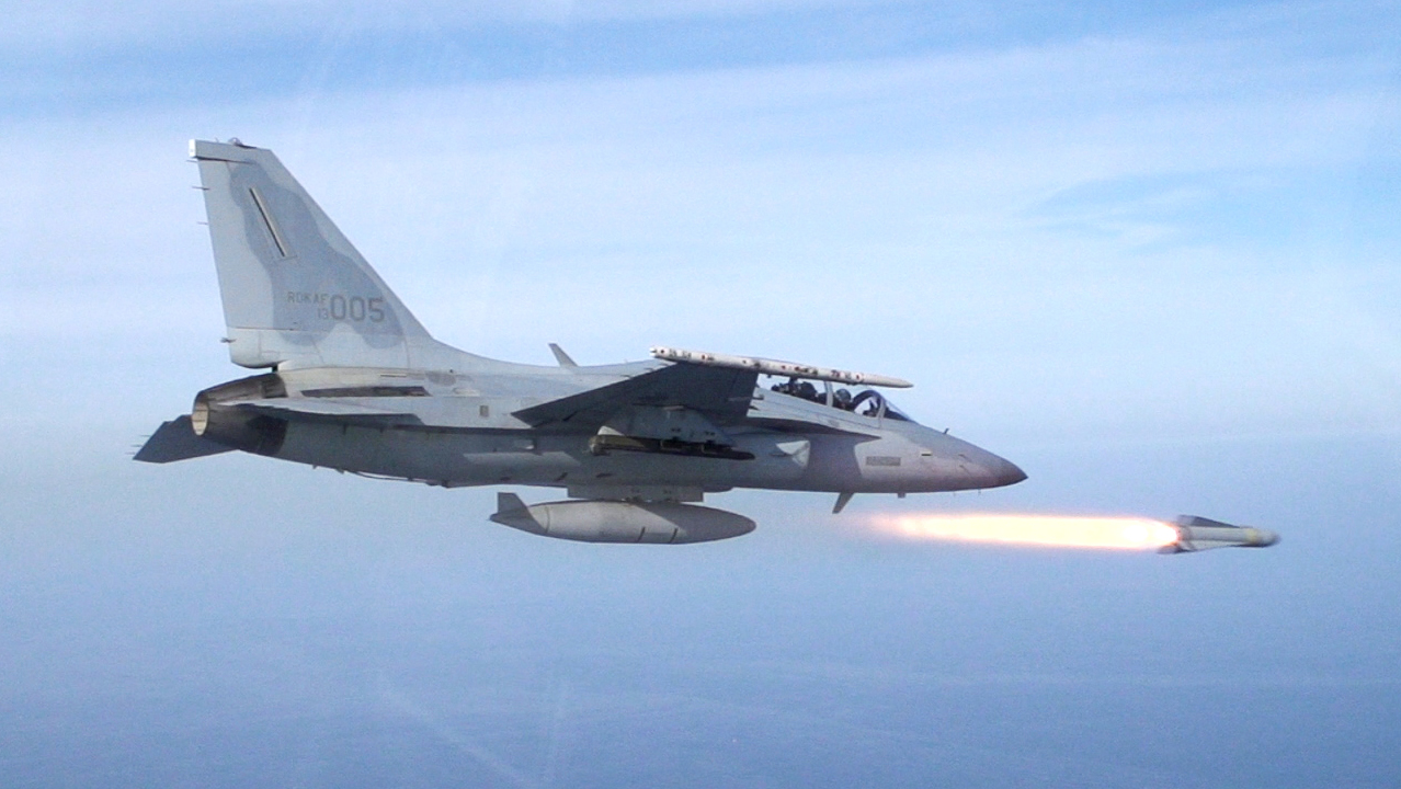 SNAFU!: FA-50 firing AGM-65G pics