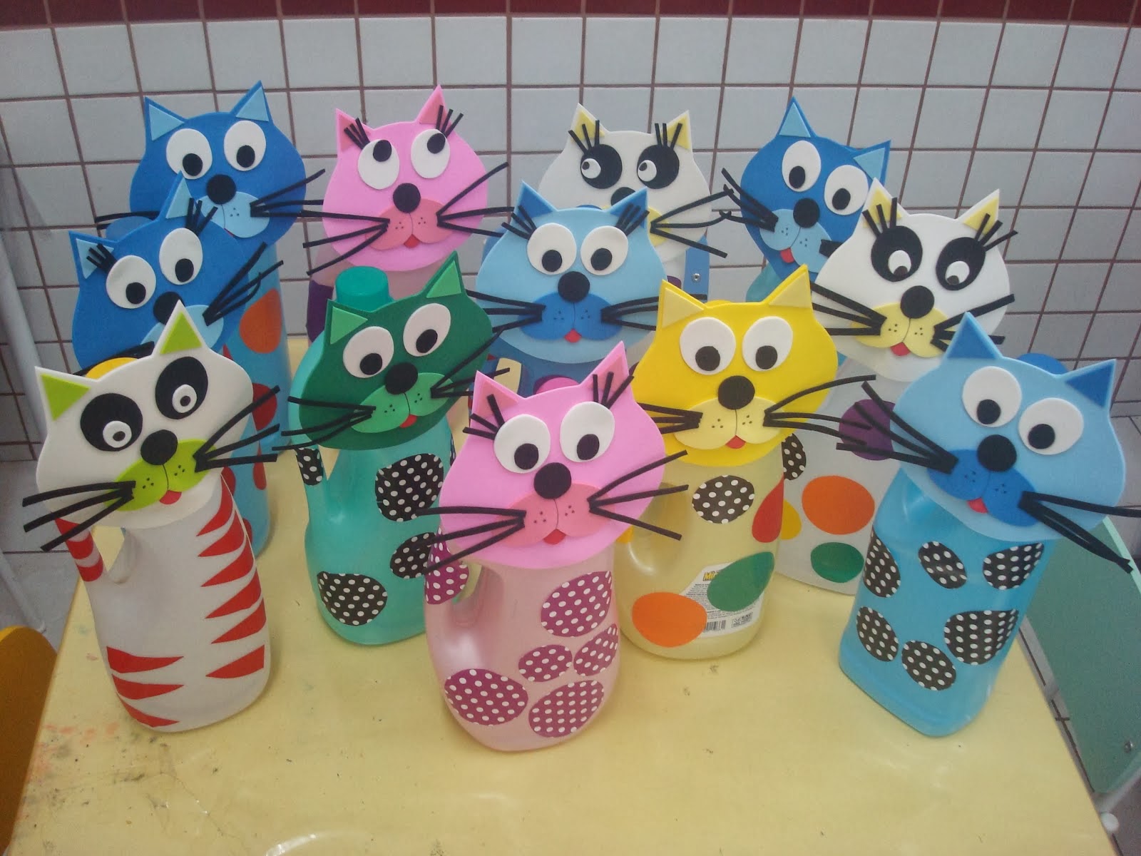 Gata Lili: Artesanto: Gatinho produzido com garrafa de amaciante