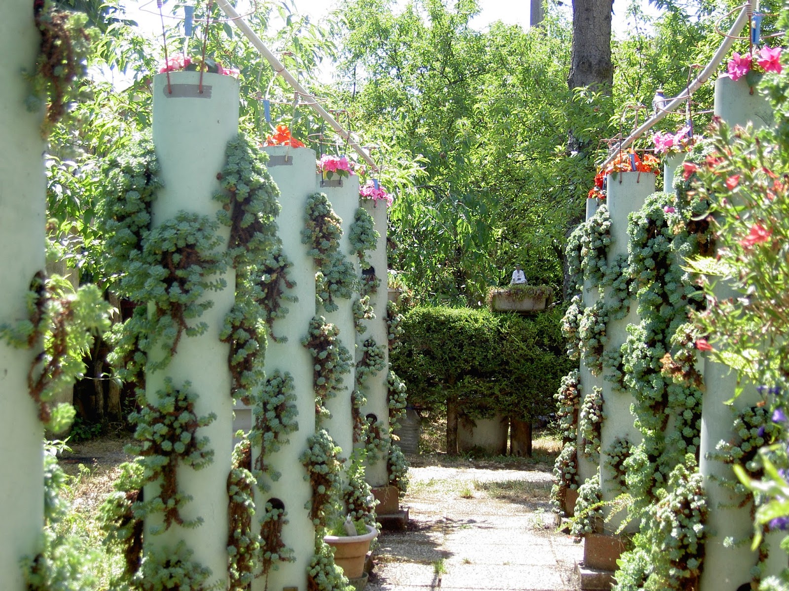 Đào Hoa: MOBILE VERTICAL PVC PIPE FLOWER GARDENS
