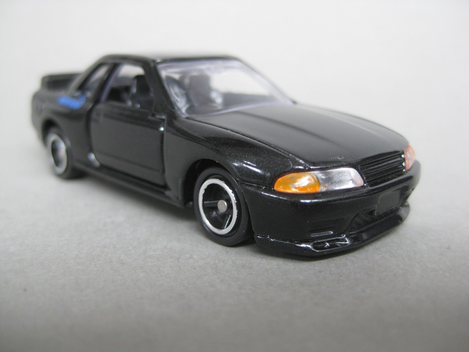 deSMOnd Collection: Tomica "Initial D" Skyline GT-R (R32)