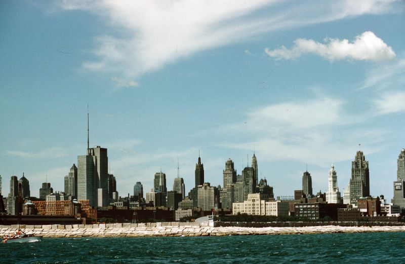 35 Amazing Photos Capture Street Scenes of Chicago in the 1950s ...