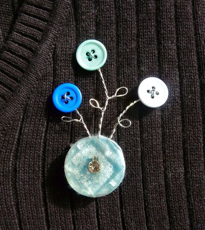 Tutorial Tuesday - Make a Button & Wire Brooch