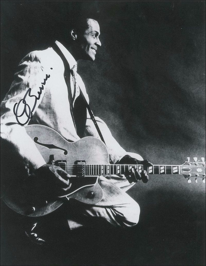 20 Interesting Photographs of Chuck Berry Shows Off His Legendary Duck ...