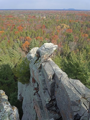 Day Hiking Trails: Trail goes to top of Wisconsin’s Lone Rock
