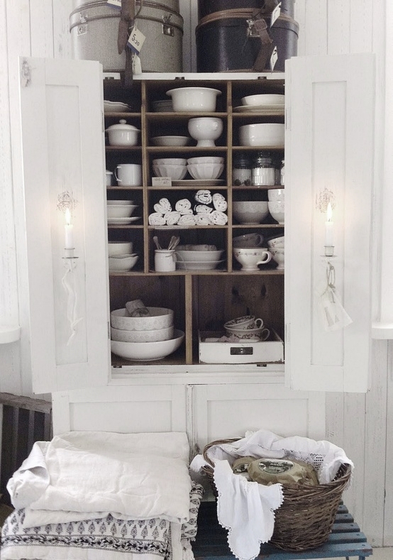 white life ©: (Old) white dishes is much too beautiful for 'only ...