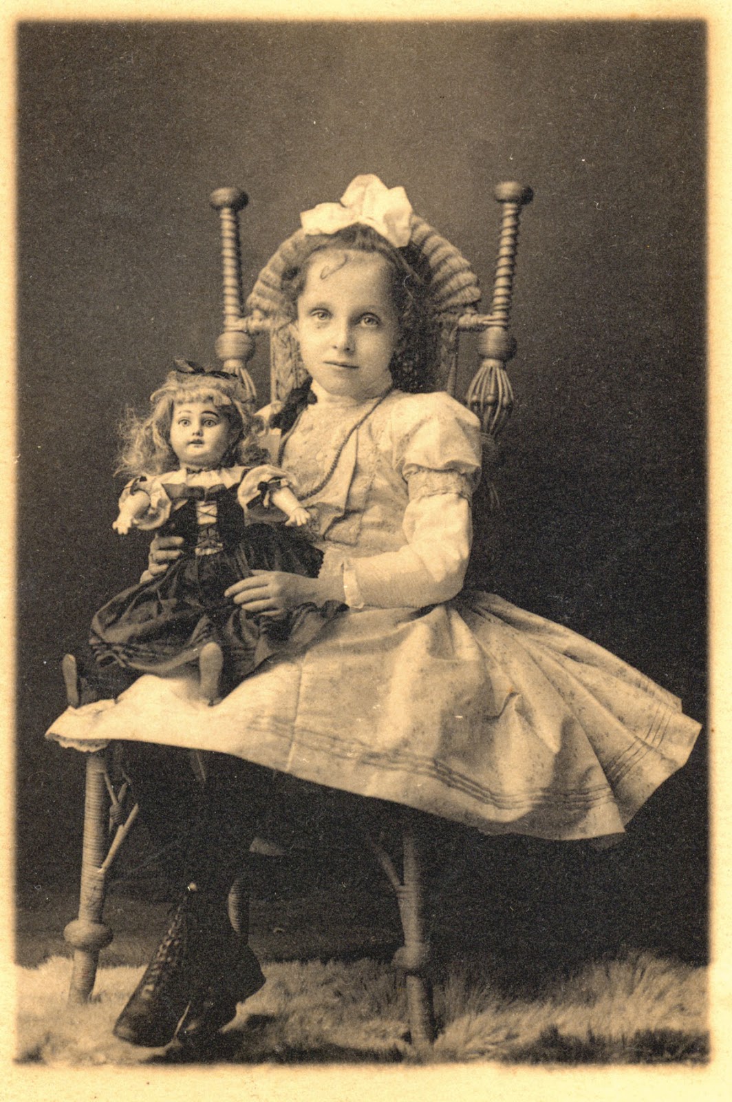 24 Vintage Photos of Little Girls Posing With Their Dolls From the Late ...