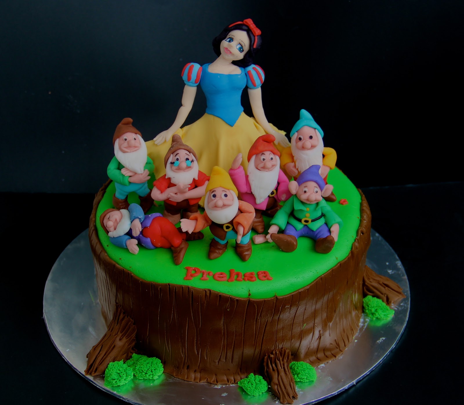 Ema's Creation: Snow White And The Seven Dwarfs Cake