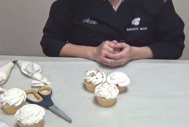 Recheando e confeitando cupcakes, com bico de confeitar - Espaço das ...