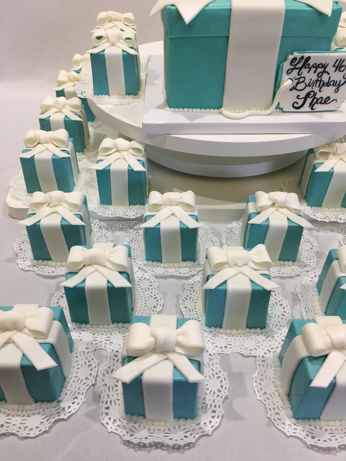 MyMoniCakes: Tiffany gift box cake with miniature gift box cakes to match