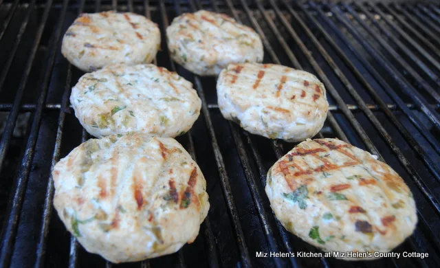 Green Chili Chicken Burgers With Green Chili Sauce