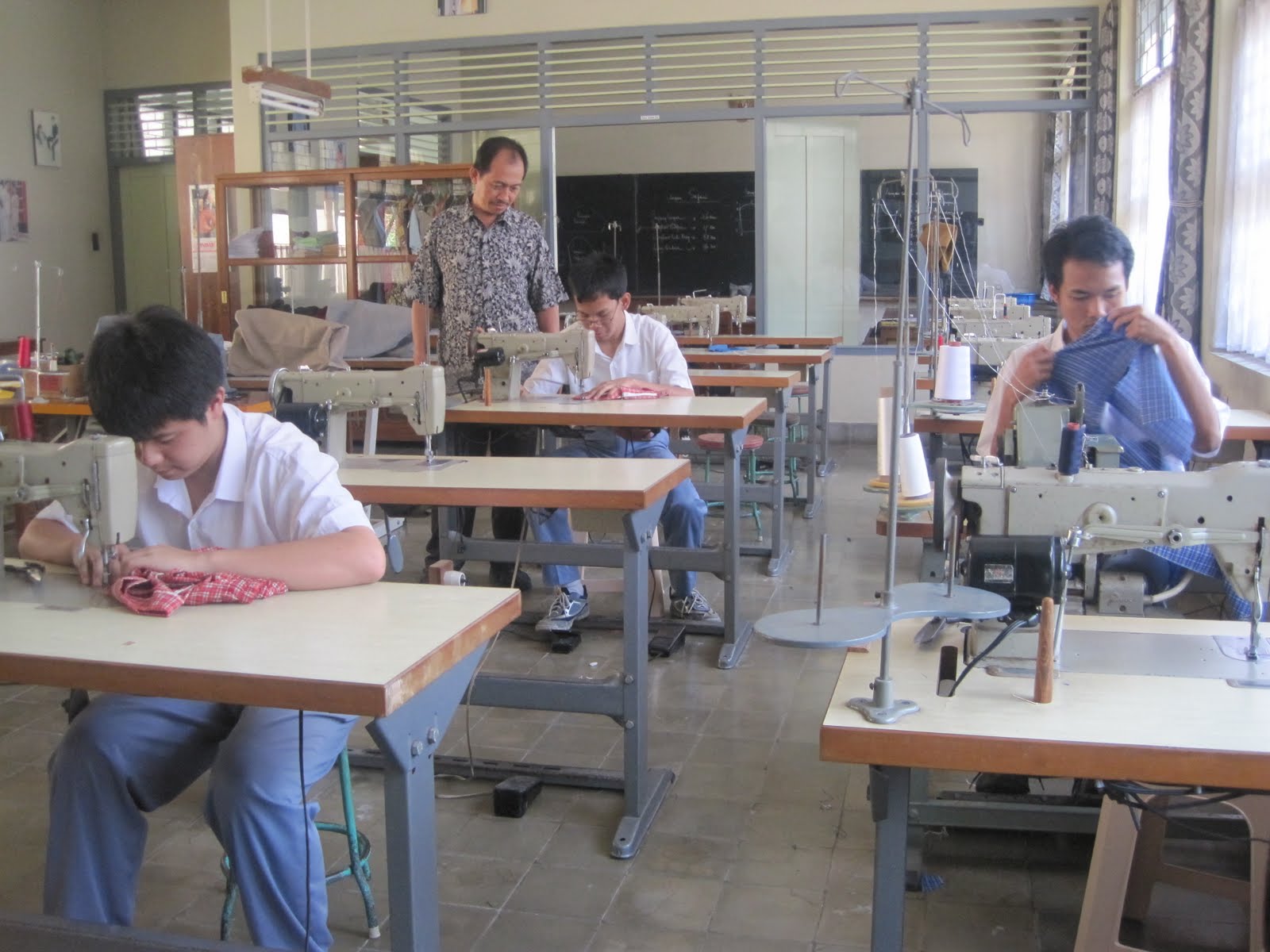 KEJURUAN TATA BUSANA