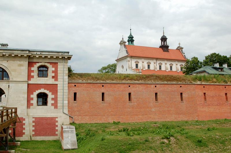 I tu i tam....Y aqui y alla: Grobowiec-piramida, ruina zamku i Perła ...