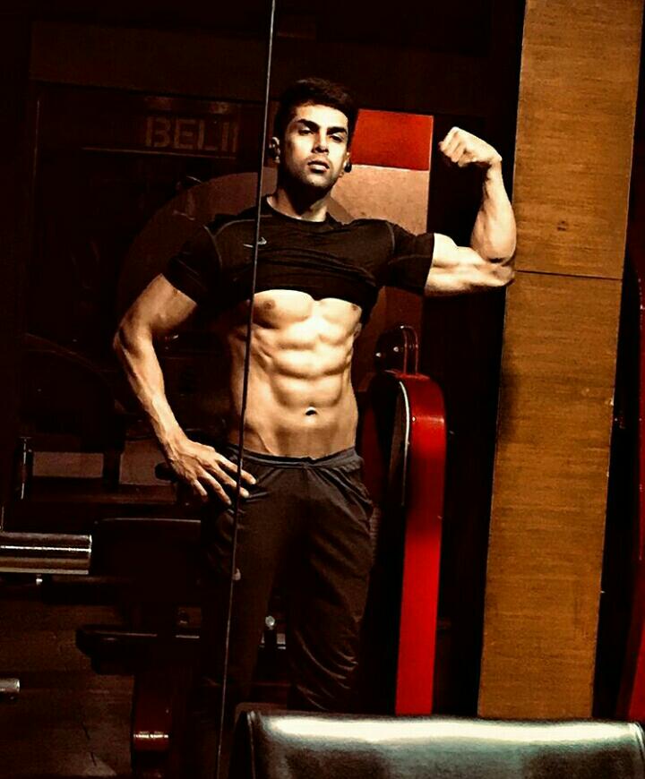 Shirtless Bollywood Men: Six Pack Model in Mumbai