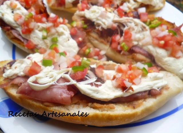 Molletes con jamón y queso