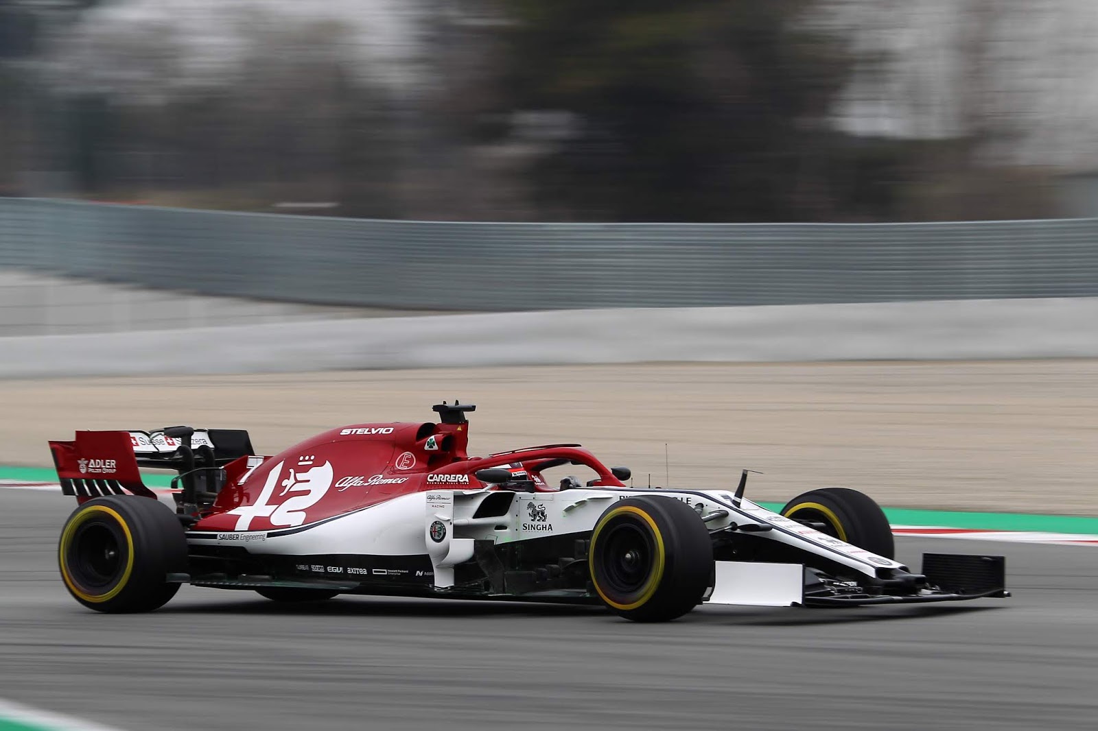 Iceman è tornato: Kimi Raikkonen in azione sull'Alfa F1
