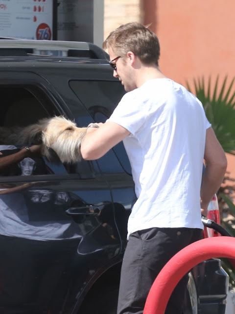 VJBrendan.com: Ryan Gosling Fills Up His Tank