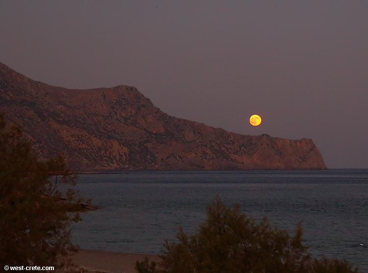 The passion of colors: full moon in Greece!