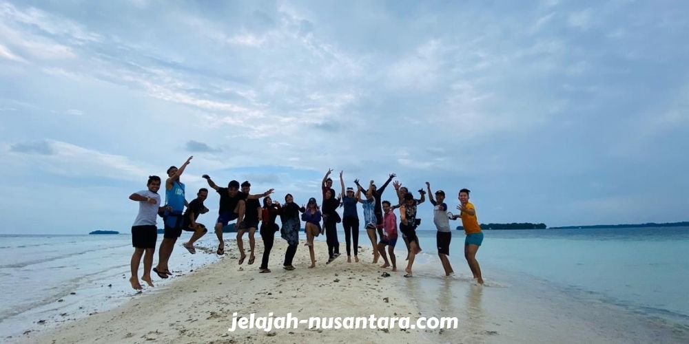 Pulau Gosong - Gundukan Pasir Putih Yang Tampak Ketika Air Laut Surut