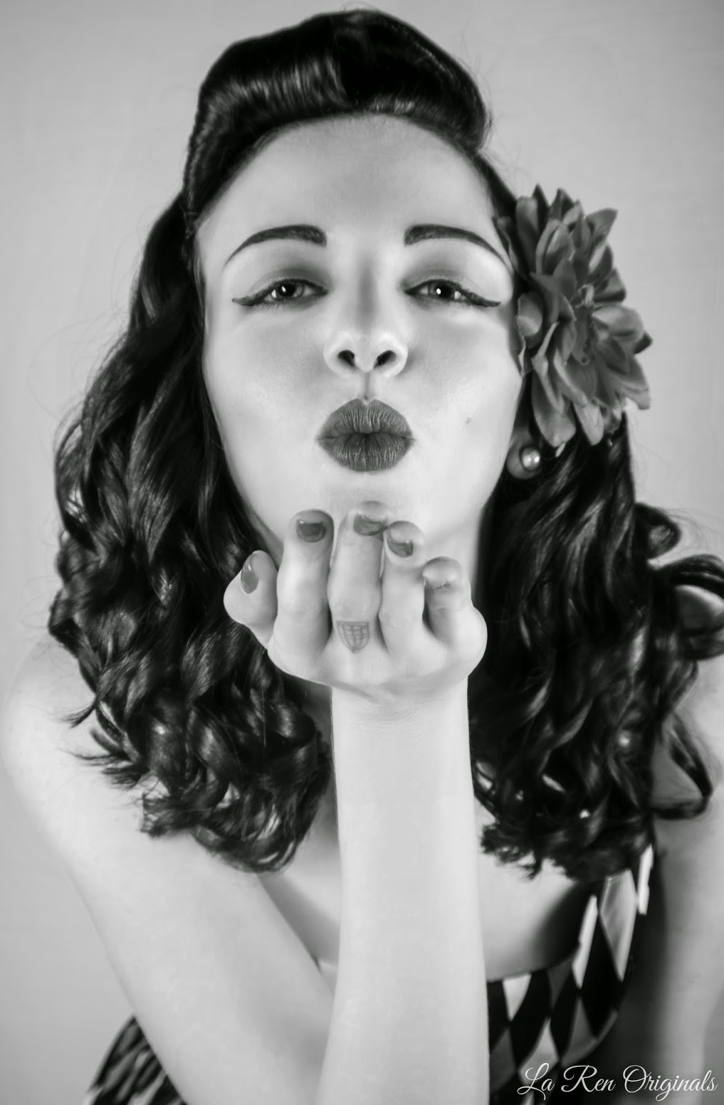 Pinup Photo-shoot Guide with Miss Marina Elaine Part 1