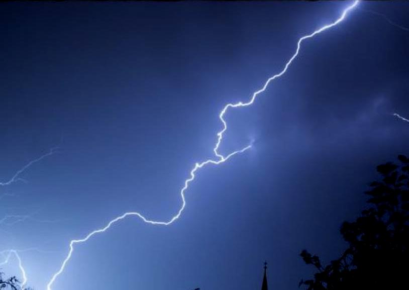 Claudio Bottagisi: Mandello. Un lampo si abbatte su un albero, in ...