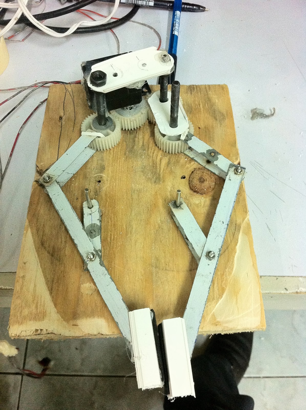 Kirk's Awesome Projects - ECE Rocks!: Robotic Arm (Gripper) [Using ...