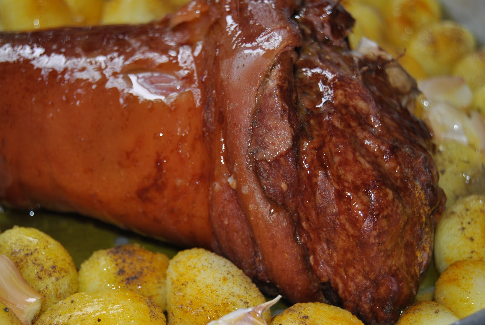 Cozinha de Ramona: Picior de porc la cuptor cu cartofi si salata Coleslaw