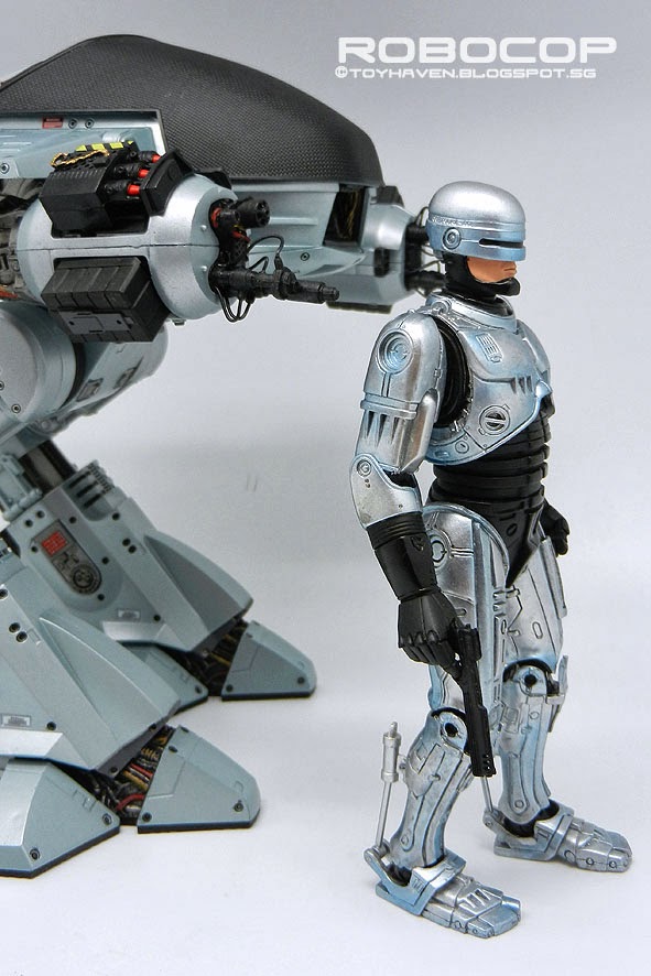 toyhaven: NECA 10-inch ED-209 and McFarlane 7-inch Robocop action ...