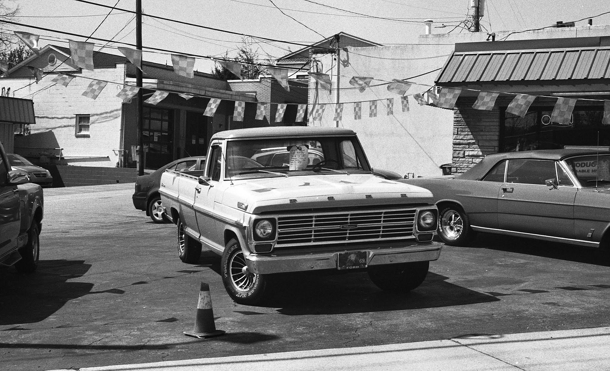 Random Camera Blog: Nikon FE10 - Hands On Review