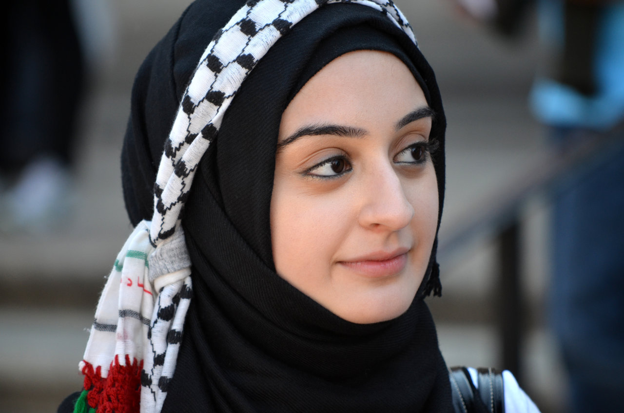 Ber - In - Tips: Natural Beauty Arabian Girl in PhotoShot