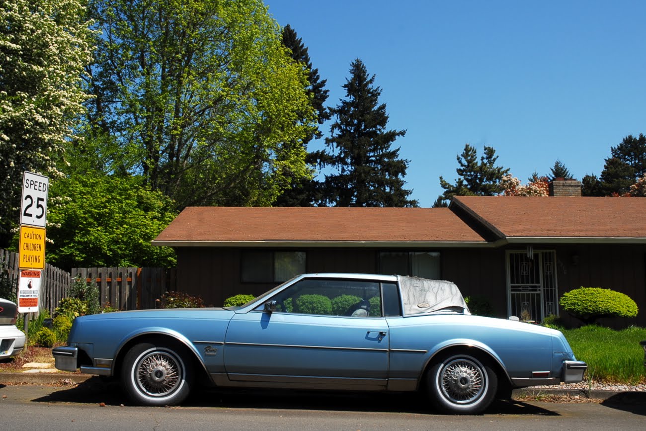 OLD PARKED CARS.: 1979 Buick Riviera Turbo Coupe.