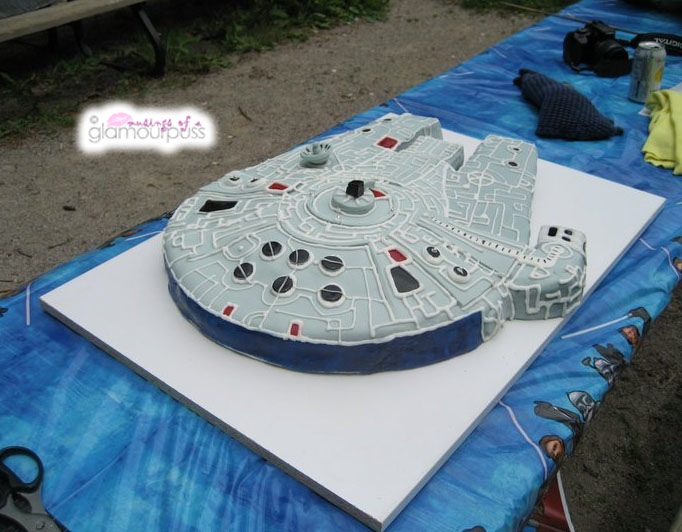 Musings of a Glamourpuss: Millenium Falcon Cake