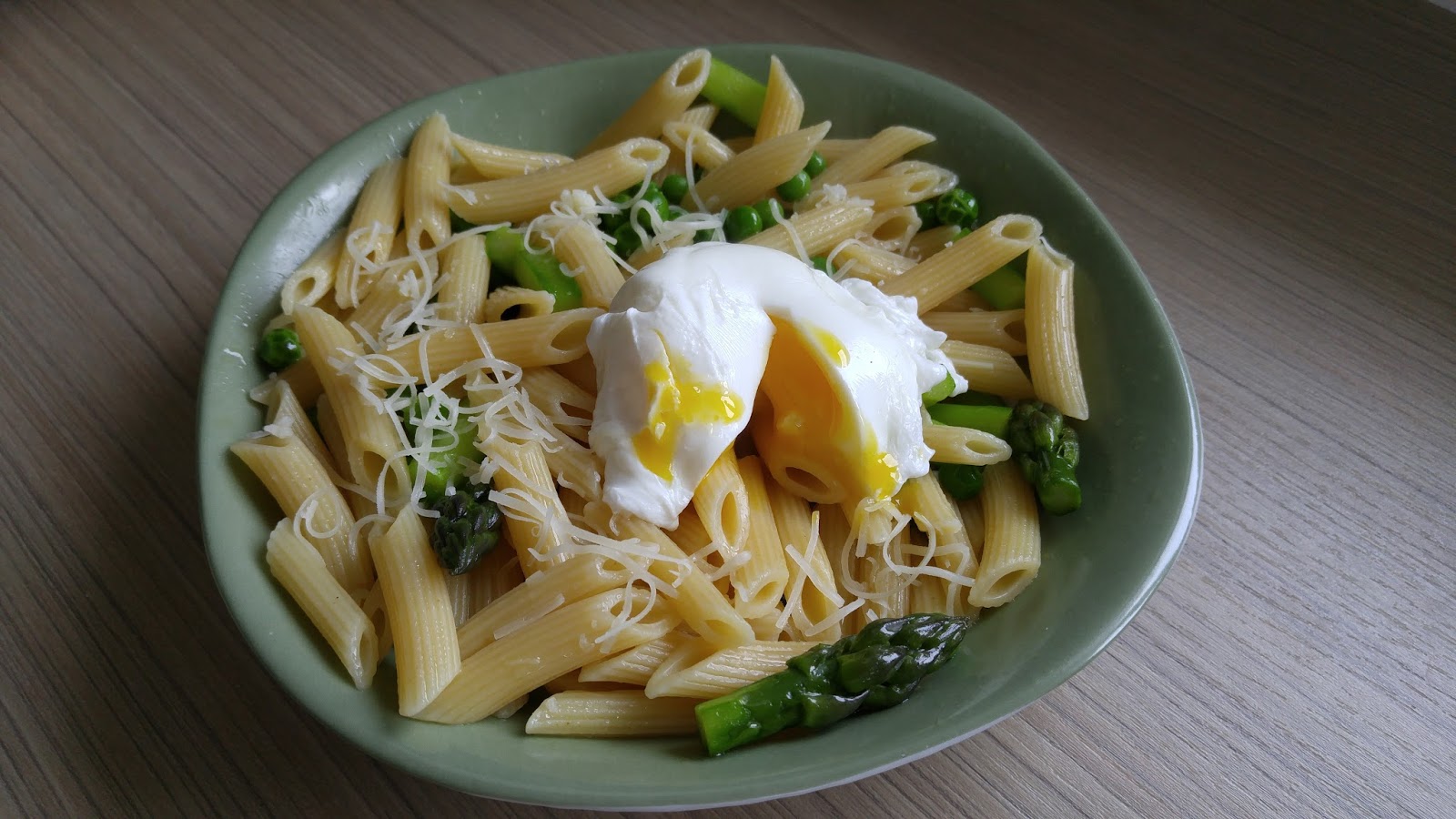 Massa Primavera com espargos verdes, ervilhas e ovo escalfado