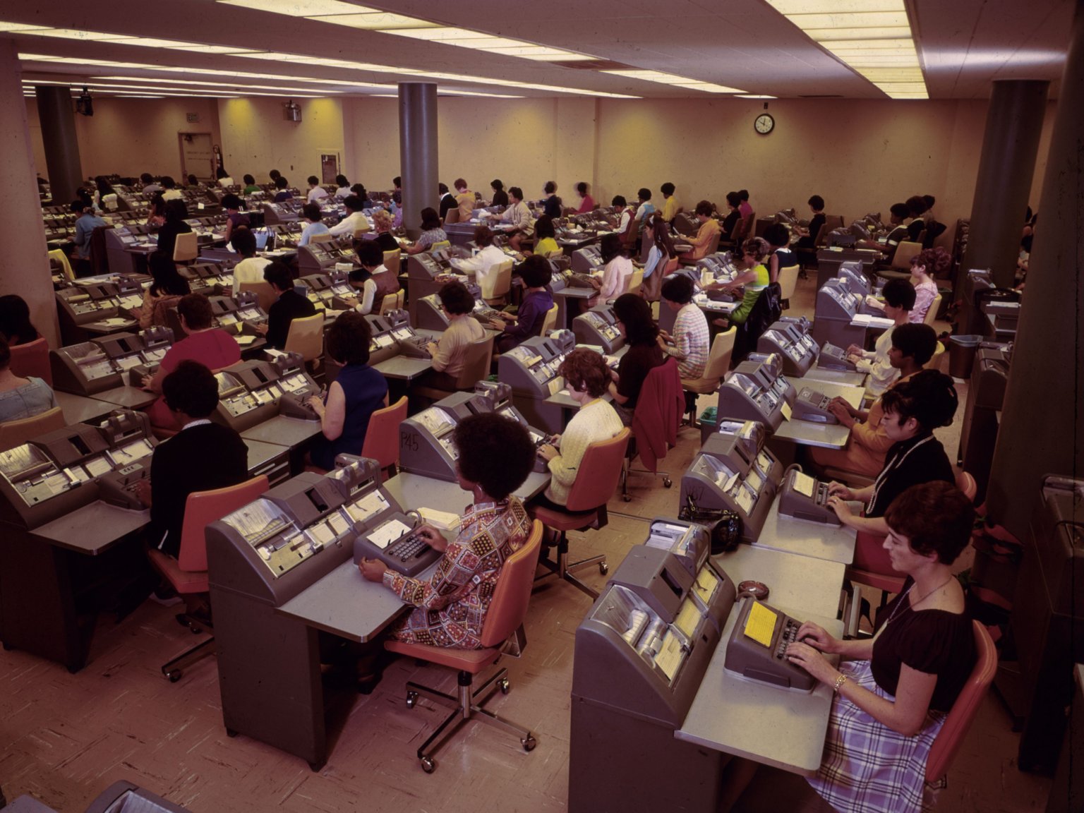 18 Fascinating Vintage Photos That Show the Golden Age of the Cubicle ...