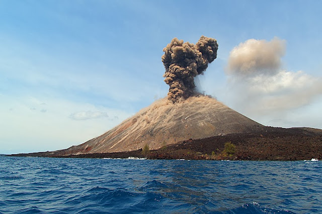 The eruption of Mount Krakatau The Very Powerful - berfose