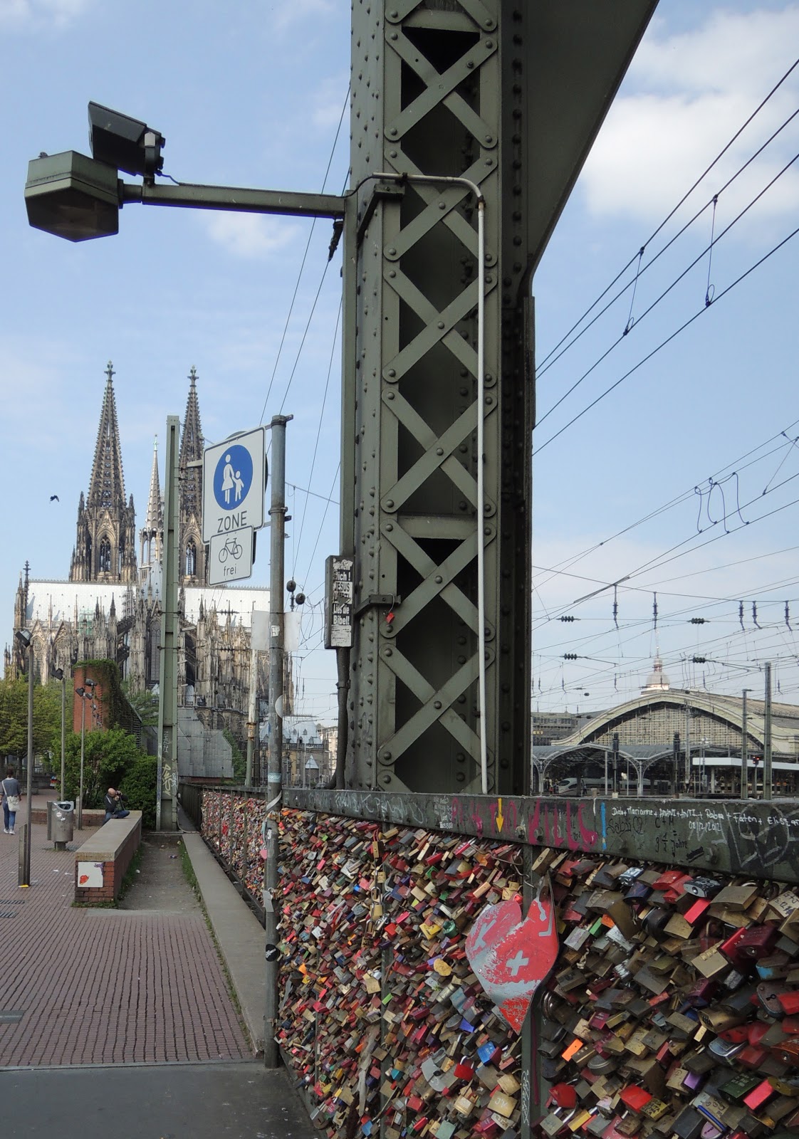 GREAT EATS HAWAII: LOVE LOCK BRIDGE - COLOGNE, GERMANY