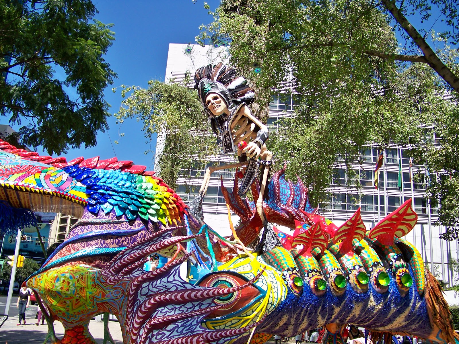 Pepe Martínez: ALEBRIJES: SERES FANTÁSTICOS INVANDEN MÉXICO