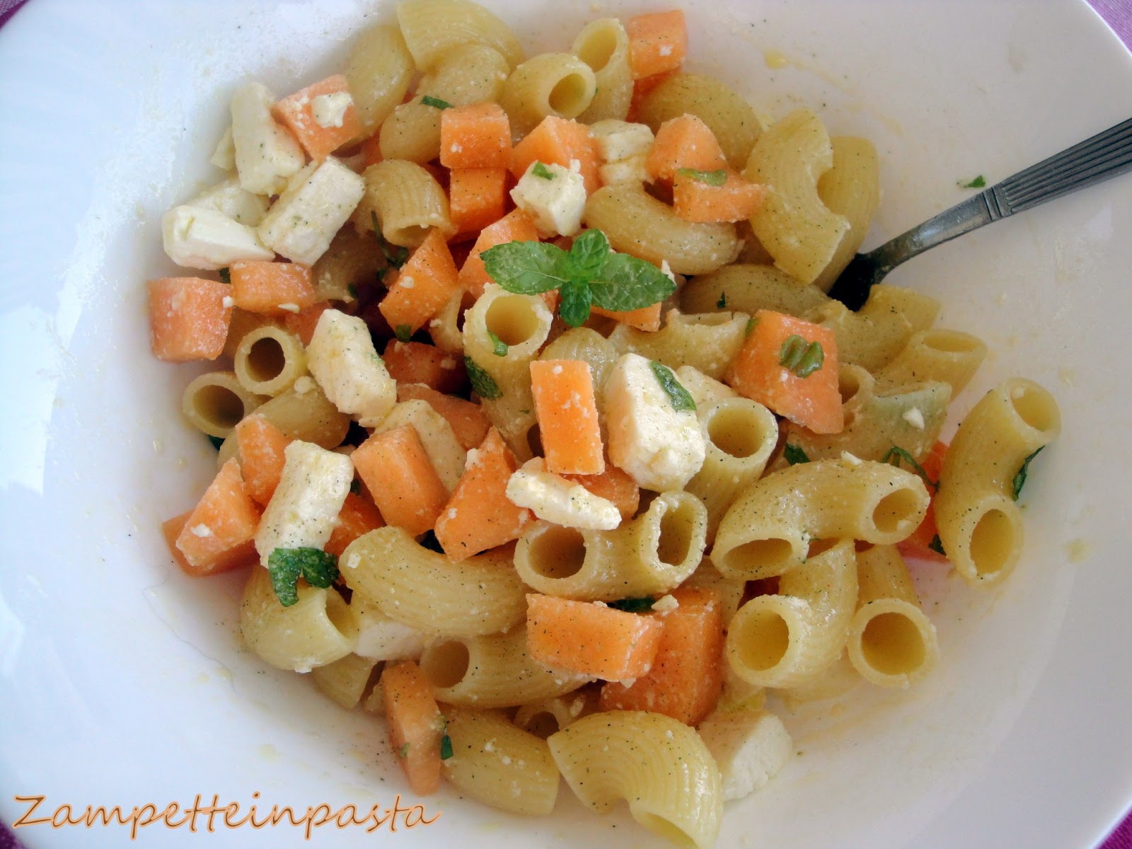 PASTA CON MELONE, FETA E MENTA da Zampette in Pasta su Akkiapparicette
