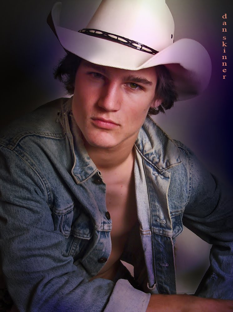 Hot Blooded Men: Dan Skinner presents "Stunning Male Photography"