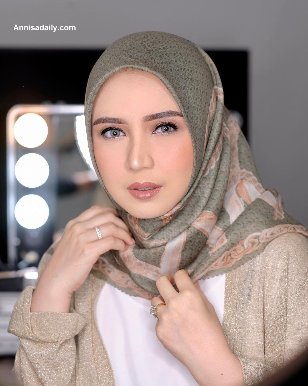 Inspirasi Muslimah Makeup Tampil Lebih Muda ~ Homlovely.com